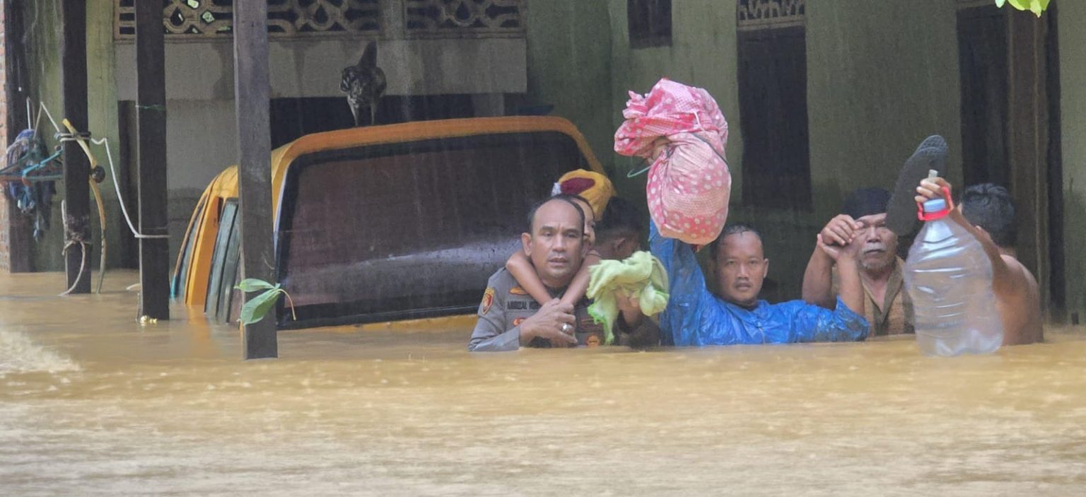 Curah Hujan Tinggi Sebabkan Banjir di Pangkalan Brandan, Polres Langkat ...